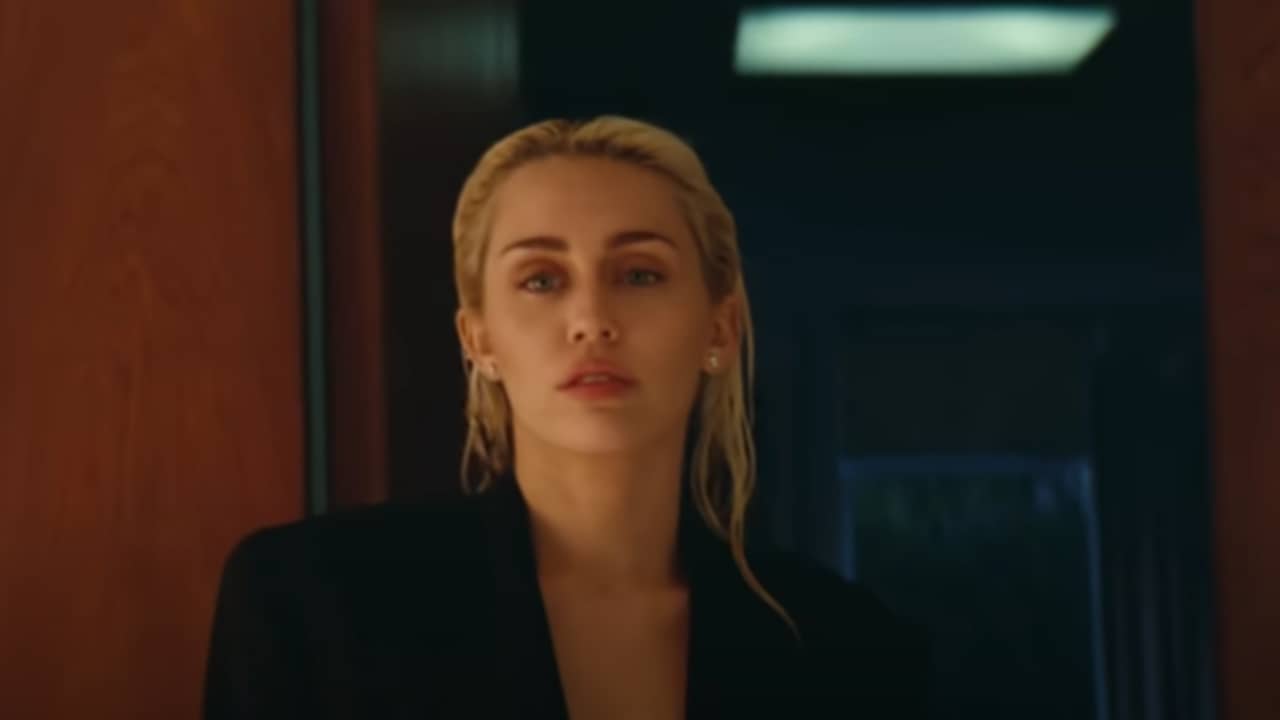 Miley Cyrus breekt met Flowers het snelst door grens van miljard ...