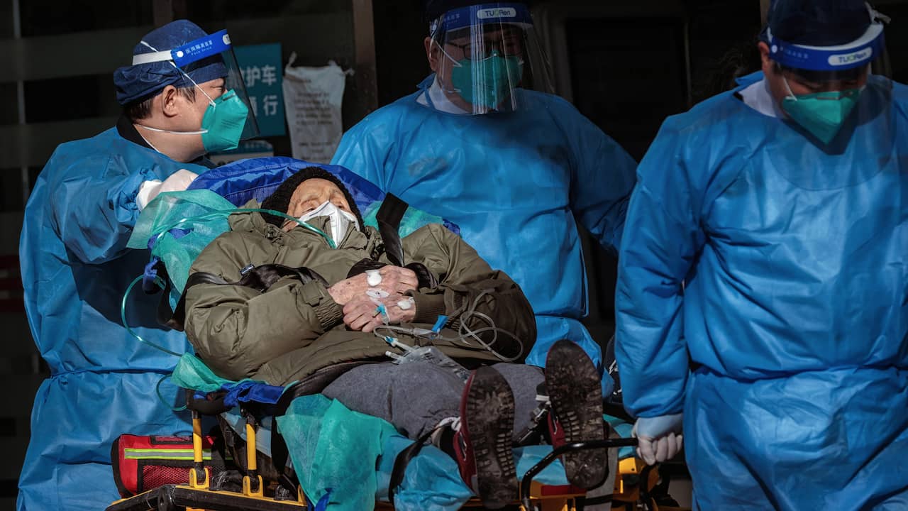 China denkt dat elke dag 37 miljoen mensen in het land corona oplopen ...