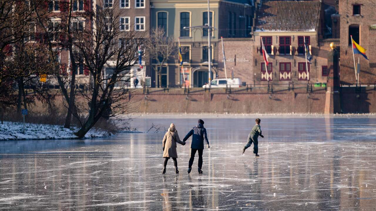 Hekken rond Hofvijver om mensen te weren, toch eerste schaatser op ijs | Den Haag | NU.nl