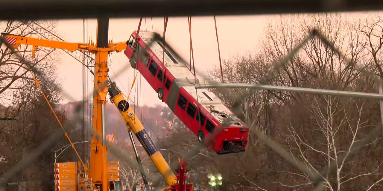 Gemist: Bus wordt uit ravijn getakeld na instorten brug in VS