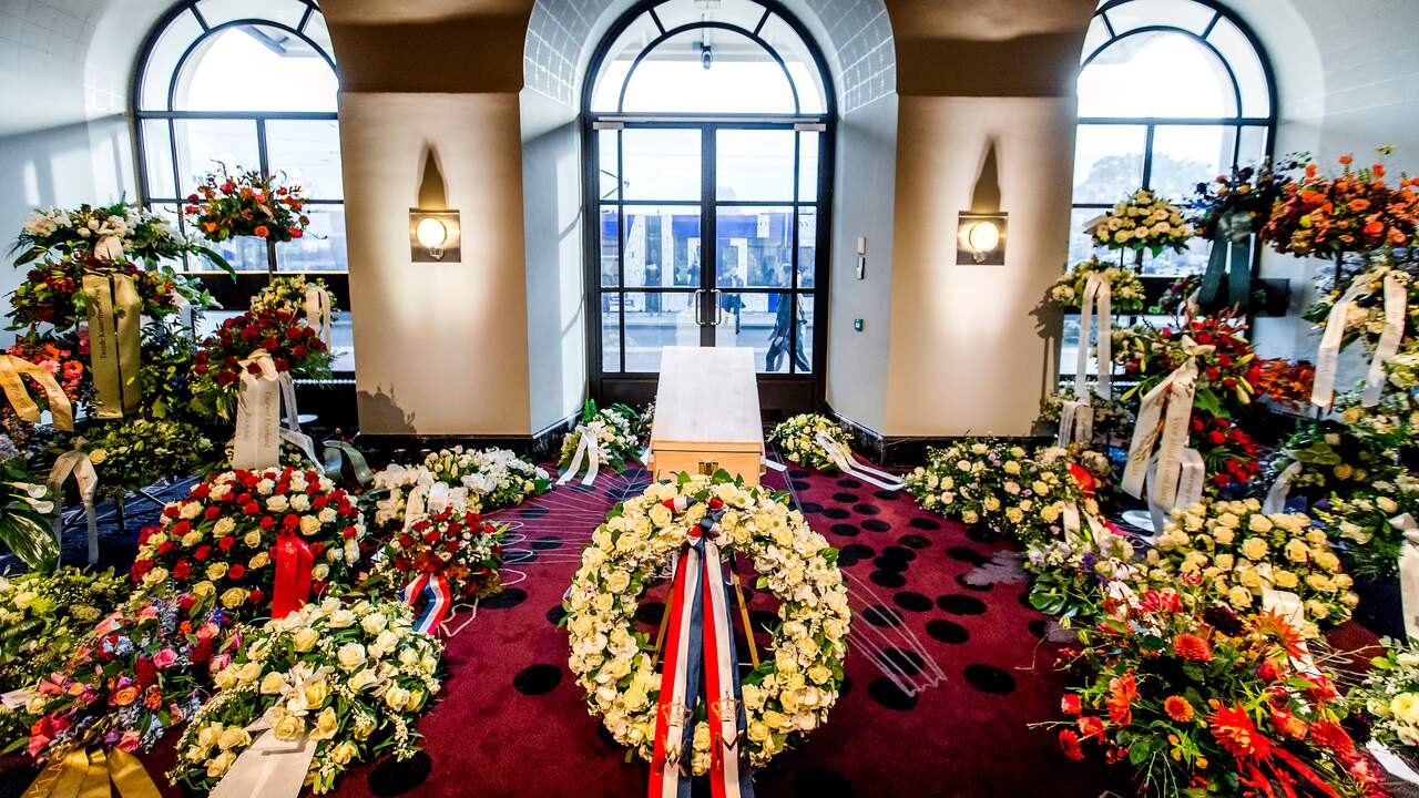 Duizenden mensen nemen afscheid van Van der Laan in het Concertgebouw ... Duizenden mensen nemen afscheid van Van der Laan in het Concertgebouw ...