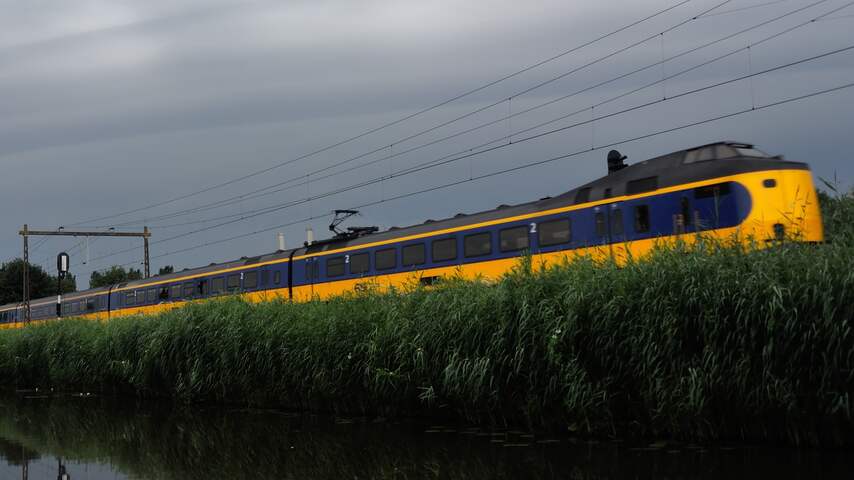 Auto raakt van weg en schiet treinspoor op in Deventer | Deventer | NU.nl