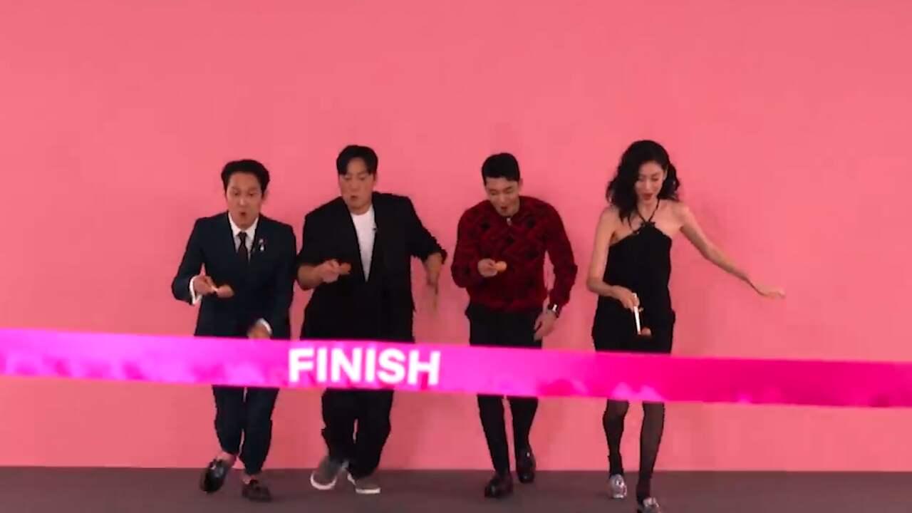 Castleden Squid Game spelen kinderspelletjes met Jimmy Fallon | NU.nl