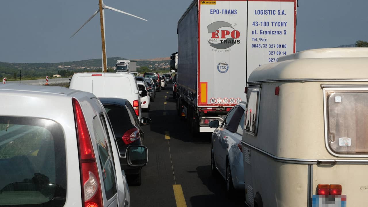 Grote drukte op Franse wegen tijdens eerste zwarte zaterdag van het ... Grote drukte op Franse wegen tijdens eerste zwarte zaterdag van het ...
