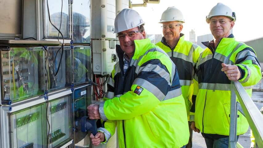Wethouder activeert 4.200 zonnepanelen bij ATM | Etten-Leur, Moerdijk ...