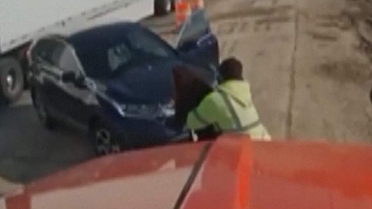 Chauffeur springt uit cabine en redt stikkende vrouw in VS | NU.nl Chauffeur springt uit cabine en redt stikkende vrouw in VS | NU.nl