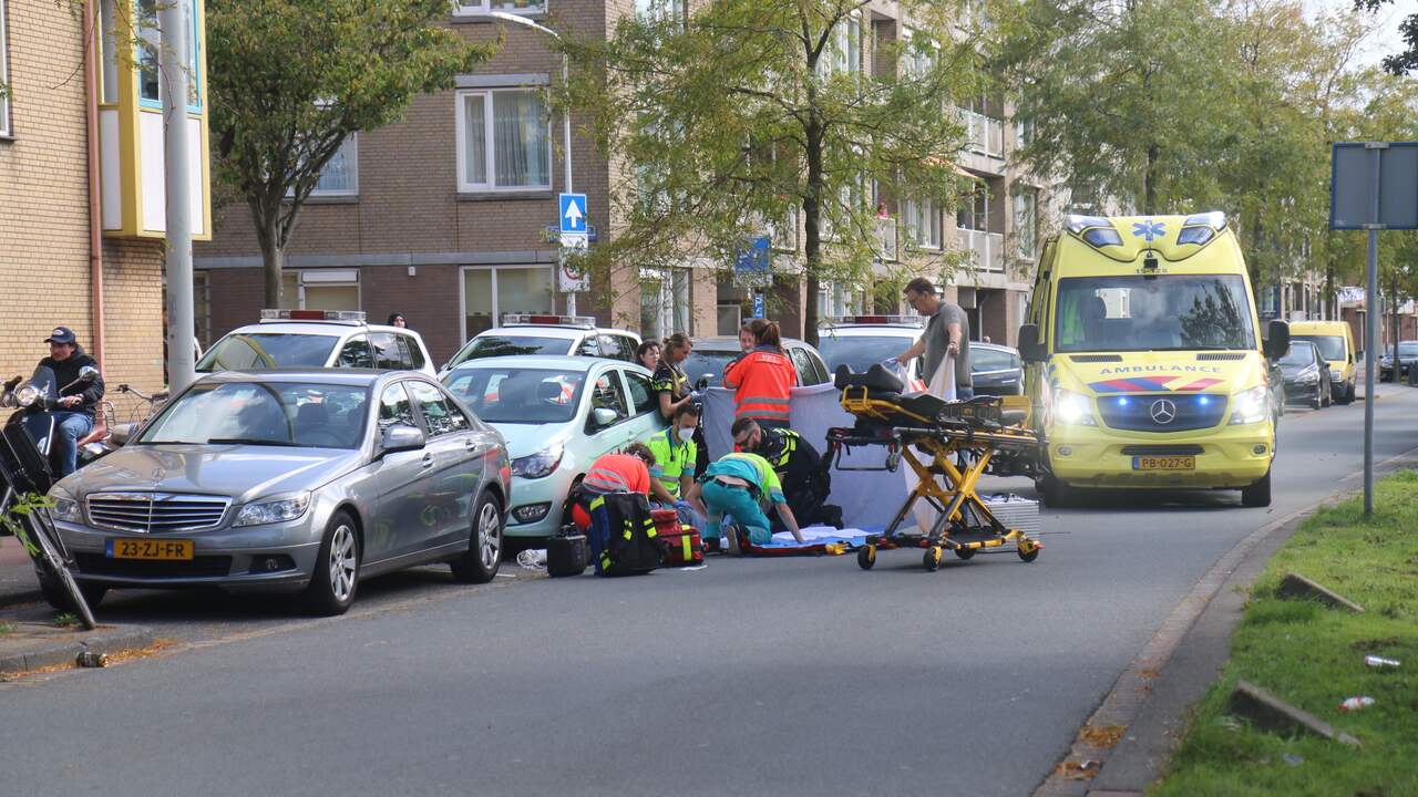 Voetganger zwaargewond na aanrijding met auto op De La Reyweg | Den Haag | NU.nl