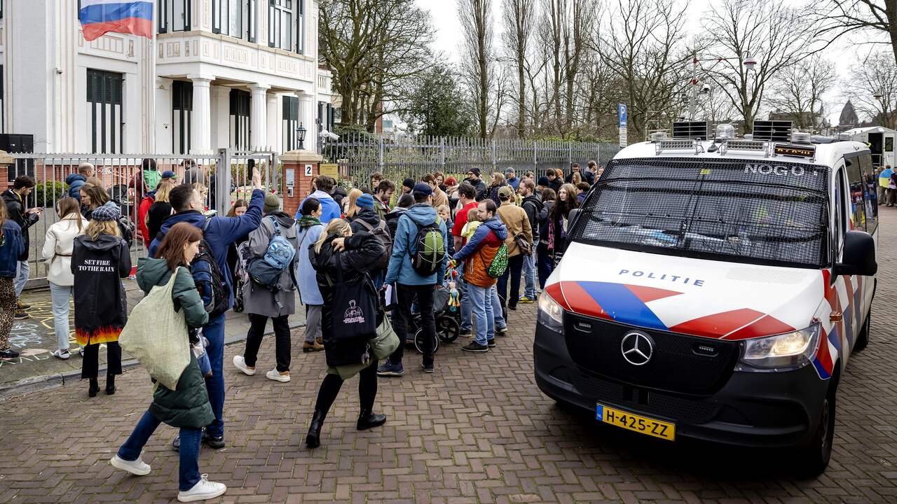 Russen in lange rij voor stembus in Den Haag na oproep tot protest ...