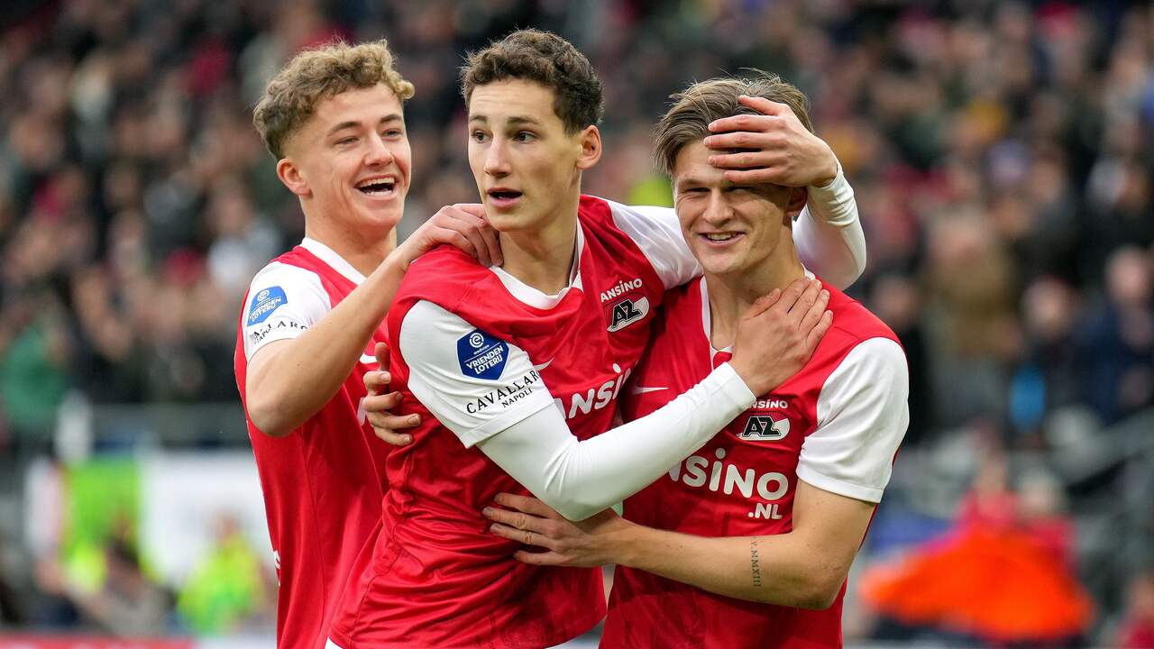 AZ wint mede dankzij prachtgoal Van Bommel en stoot FC Twente van derde plek | Voetbal | NU.nl