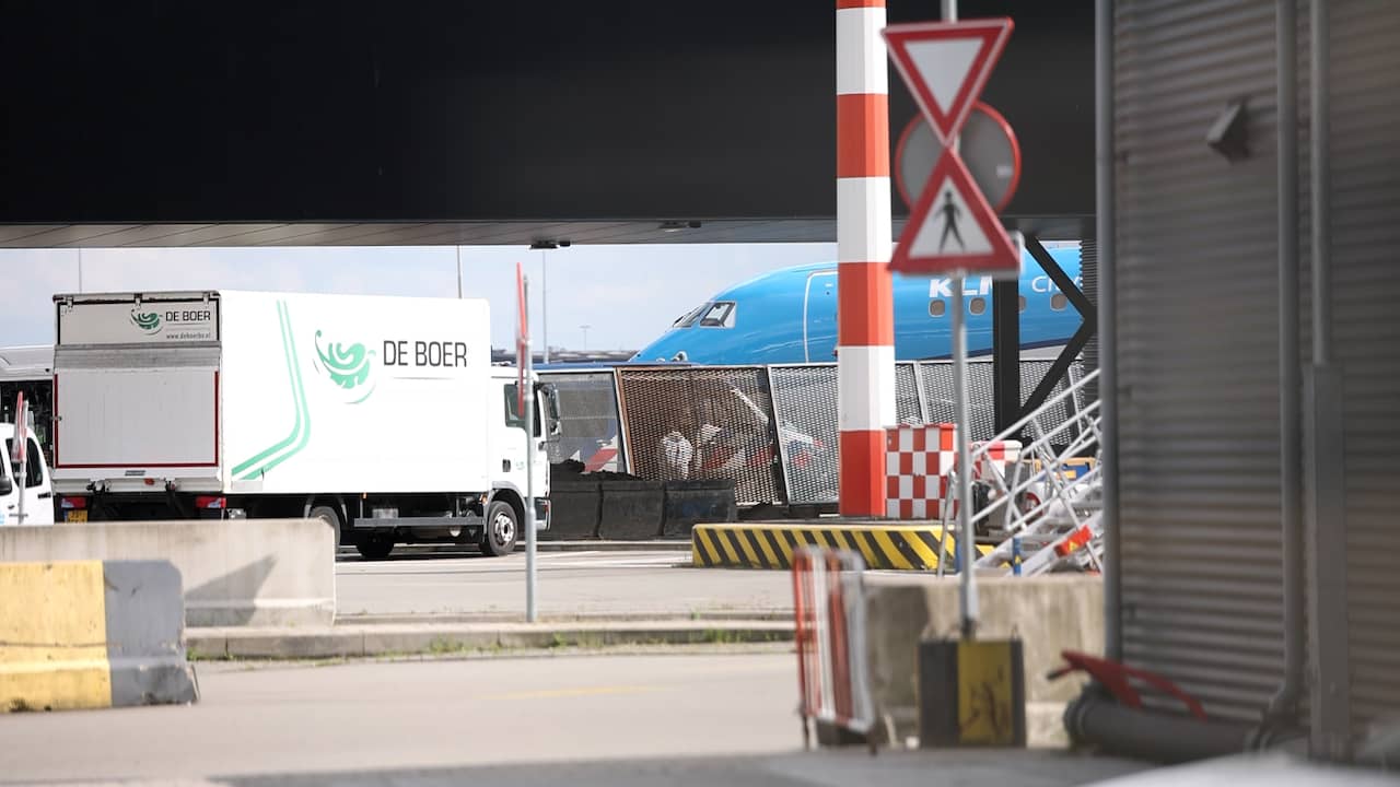 Hulpdiensten rukken uit na dodelijk ongeval op Schiphol | NU.nl Hulpdiensten rukken uit na dodelijk ongeval op Schiphol | NU.nl
