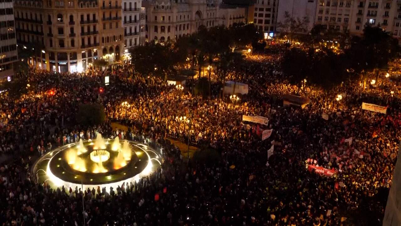 Spaanse premier belooft nieuwe miljardensteun na ramp terwijl kritiek ...