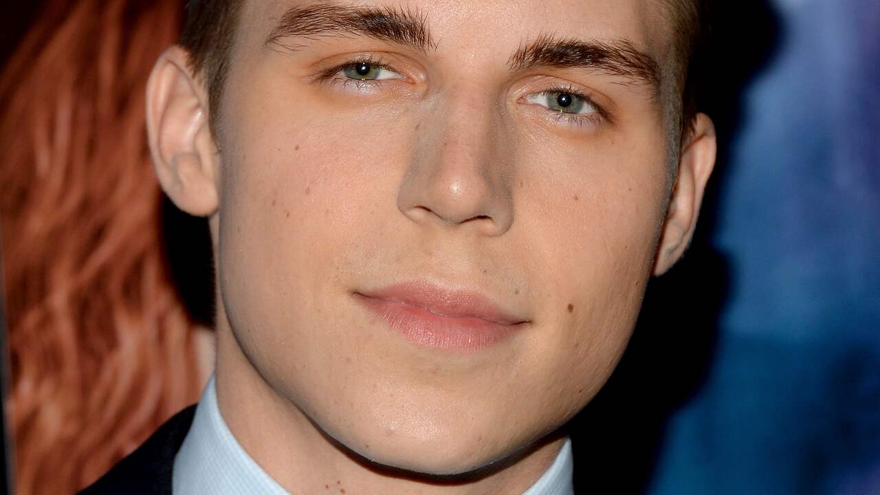 Nolan Funk nieuw gezicht van Versace | Lifestyle | NU.nl