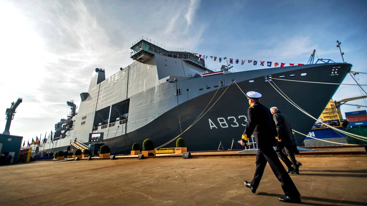 President Liberia bezoekt marineschip Karel Doorman | Buitenland | NU.nl