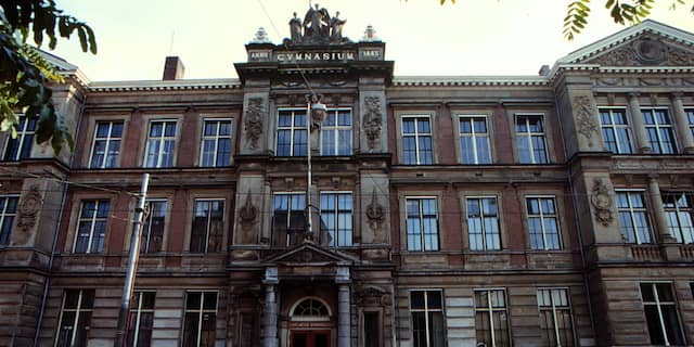 'Minimaal vijf nieuwe middelbare scholen in Amsterdam' | NU - Het ...