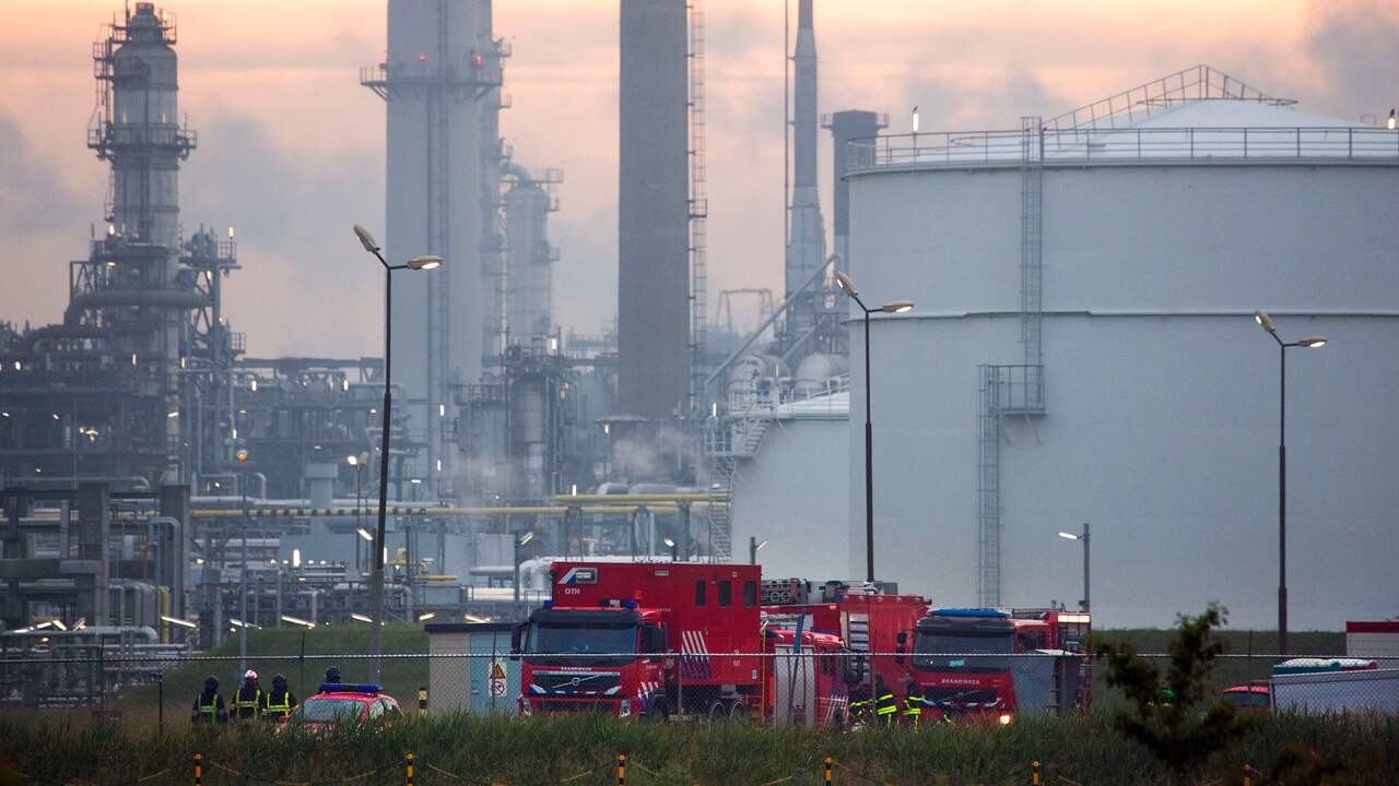 Brand bij fabriek Shell in Moerdijk geblust | Binnenland | NU.nl
