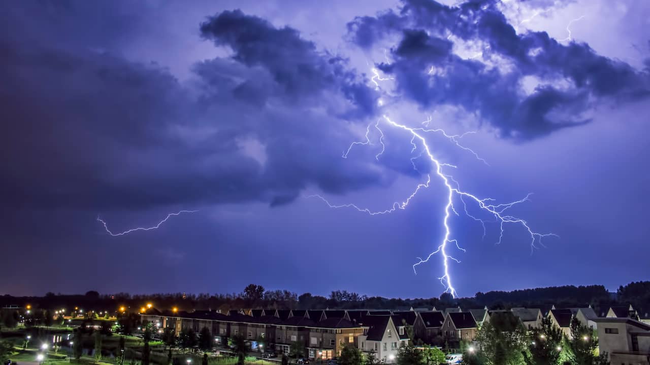 Achter de lens: Blikseminslag in Veghel | NU - Het laatste nieuws het ...