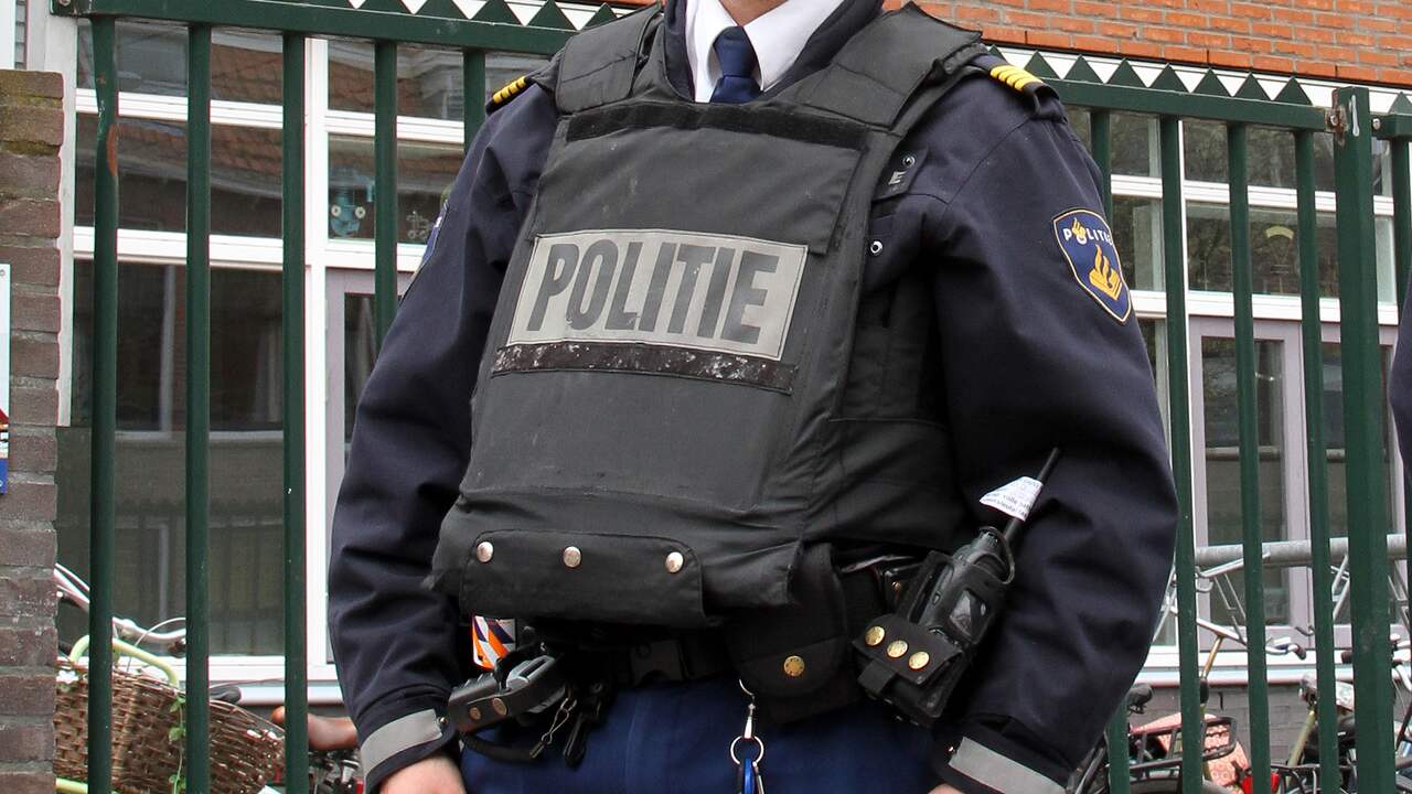 Politie in actie met kogelwerende vesten en in witte pakken na harde ...