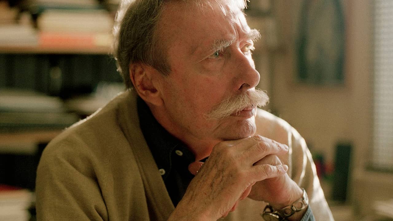 NRC-columnist Arjen Fortuin maakt biografie over Gerrit Kouwenaar ...