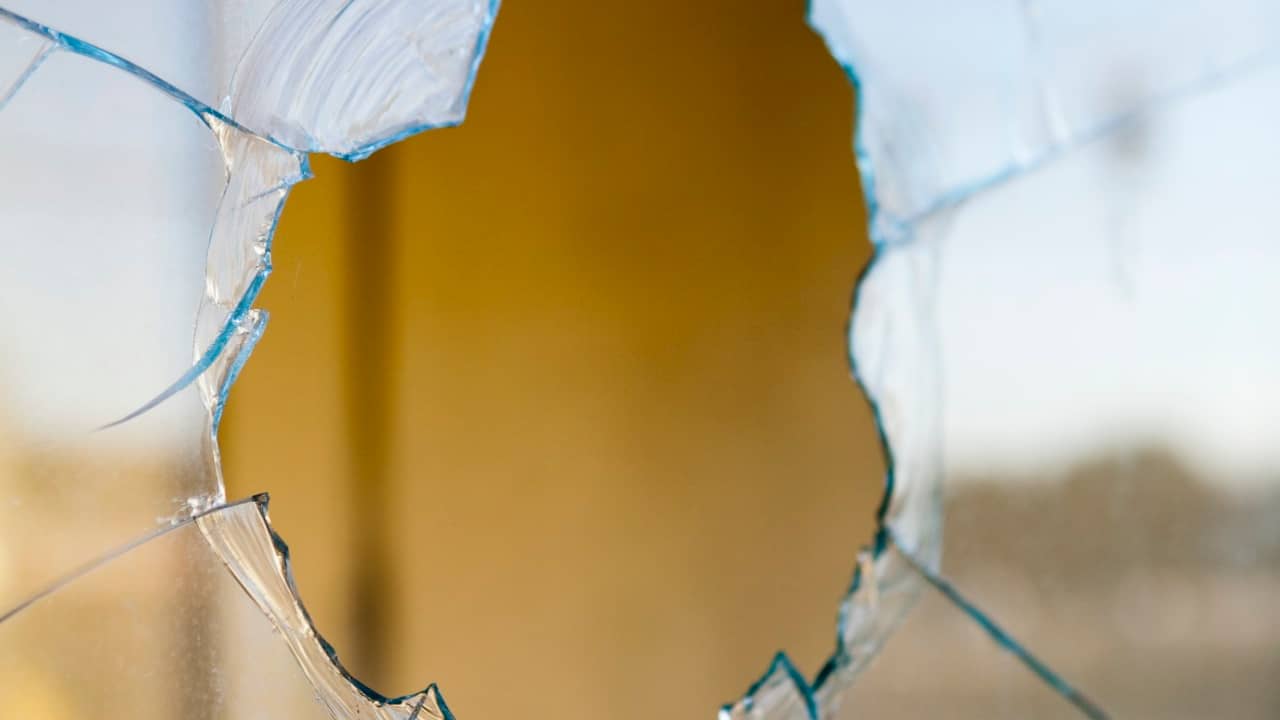 Bewoners dachten dat er geschoten werd, maar het was een steen door de ...