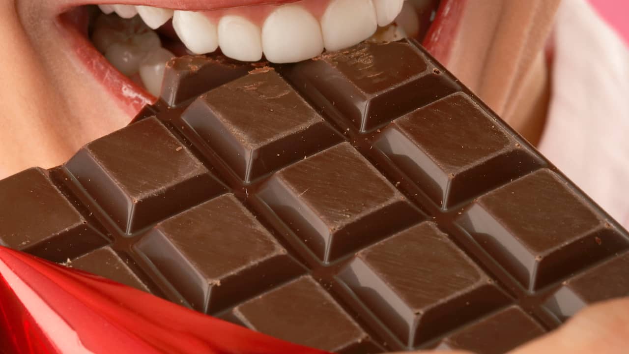 Altijd trek in chocola rond je menstruatie? Zo voorkom je te veel ...