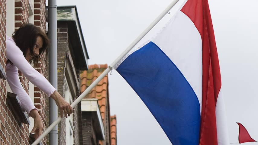 Wanneer mag de vlag uit en krijg je een boete als-ie op de kop hangt? | 4 en 5 mei | NU.nl
