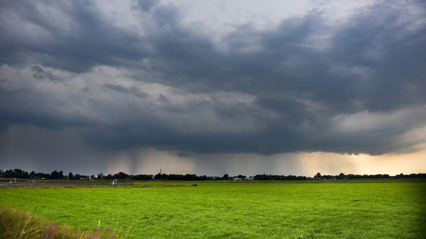 Weerbericht | Stevige buien trekken van west naar oost | Weerbericht ...