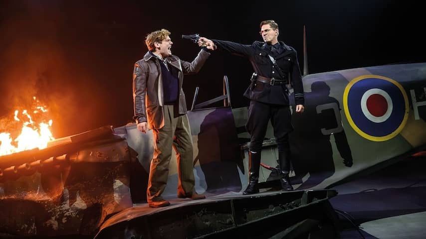 Recensieoverzicht 40-45, de Musical: 'Een visueel spektakel' | Boek ...