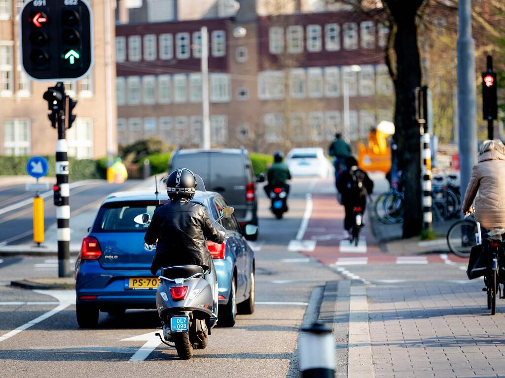 Snorfietsers in Amsterdam rijden op de rijbaan | Amsterdam | NU.nl