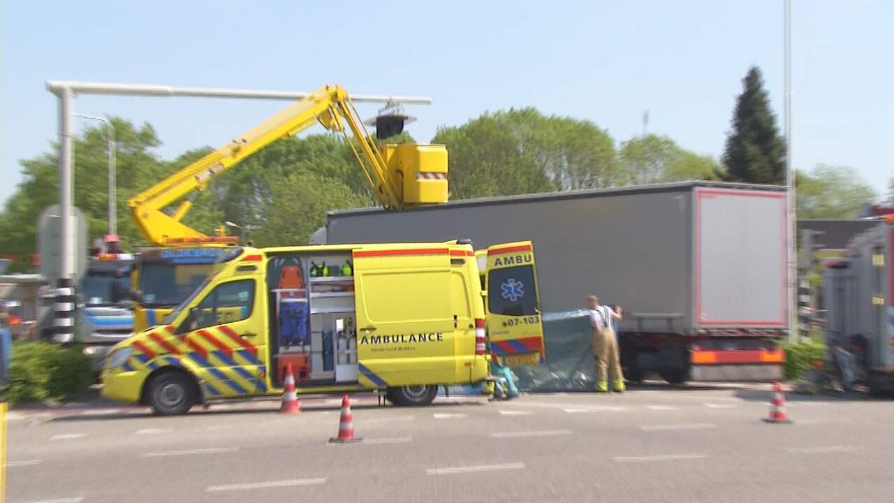 Persoon overleden na botsing vrachtwagen met hoogwerker Zevenaar | NU.nl