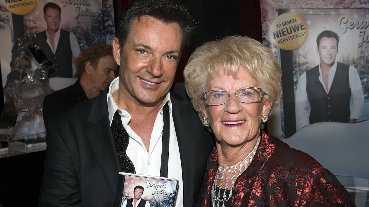 Gerard Joling deelt afscheid van moeder Janny (92) in vlog | Achterklap ...