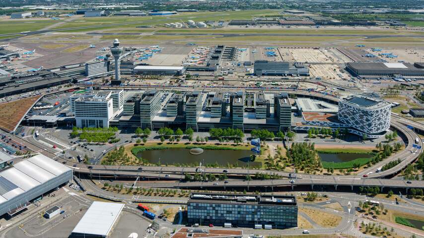 Schiphol raadt reizigers maandag aan om met de trein naar luchthaven te komen | Economie | NU.nl