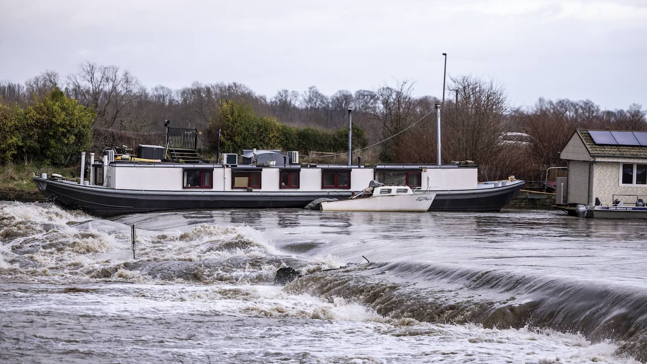 Losgeraakte woonboot in Maastricht slaat tegen brug door hoogwater ...