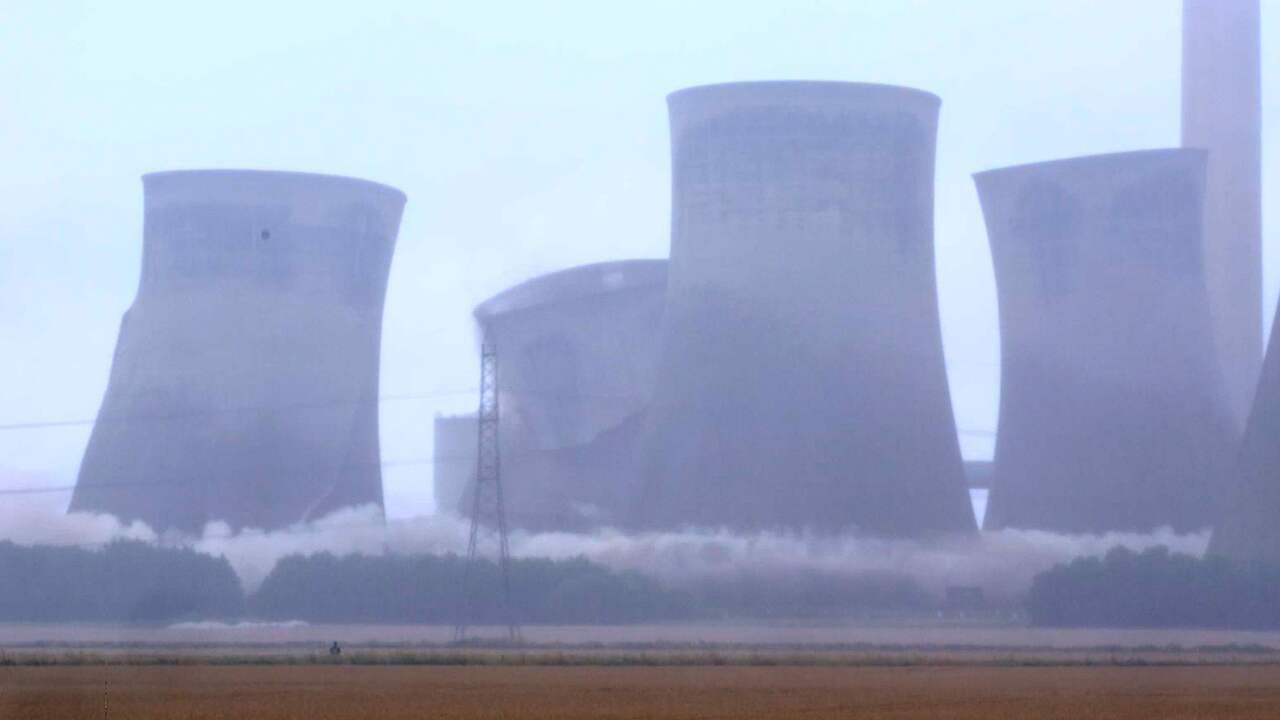 Koeltorens storten in door gecontroleerde explosie in Engeland | NU.nl