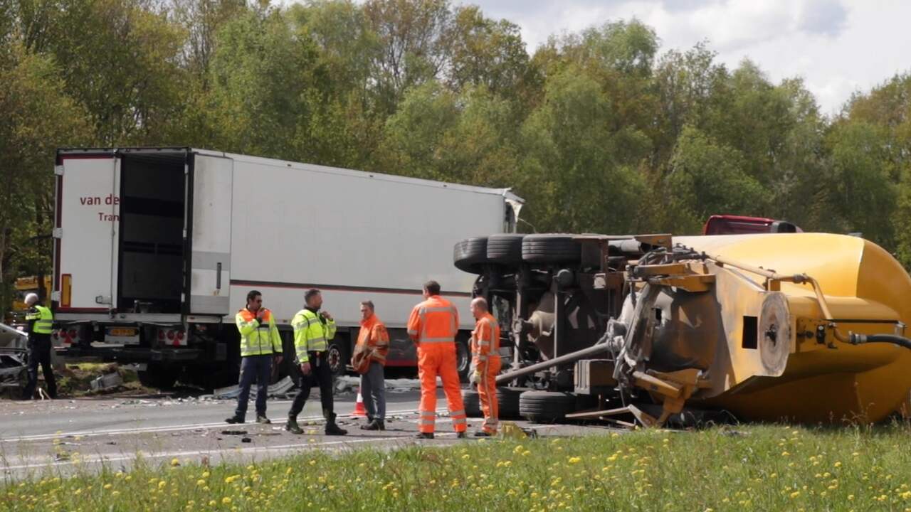 Ravage op A59 na botsing tussen drie vrachtwagens | NU.nl