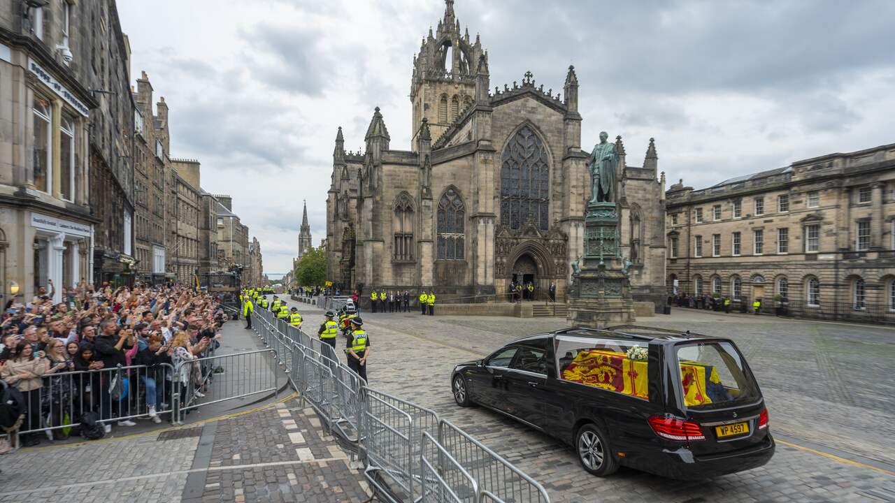 Lange rij van mensen die afscheid willen nemen van koningin Elizabeth ...
