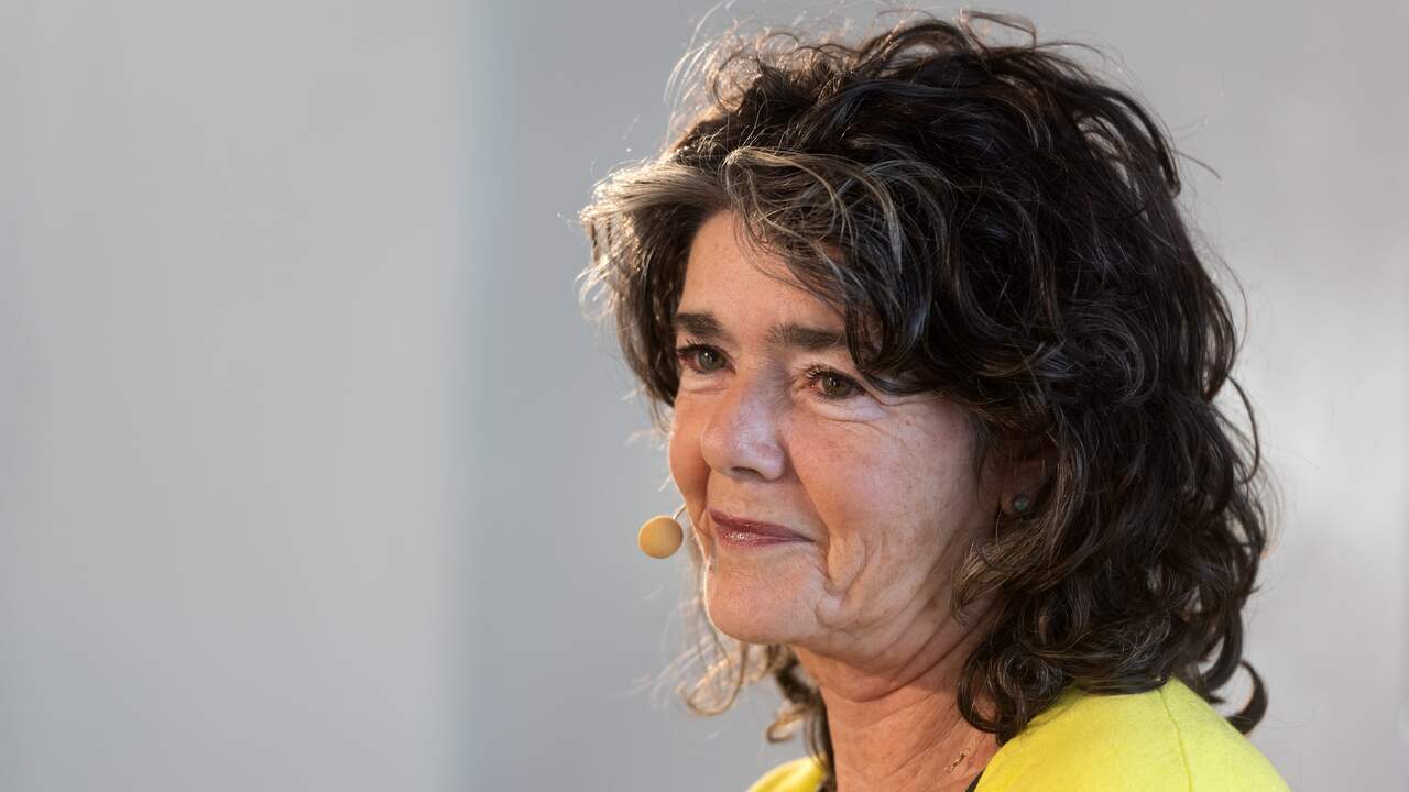 Dieuwertje Blok kon Sinterklaasjournaal niet presenteren door uitzaaiing | Media en Cultuur | NU.nl