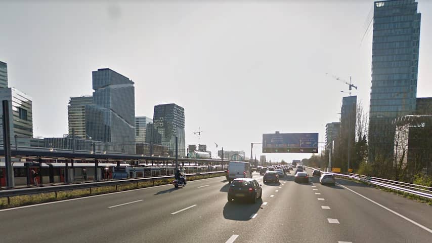 Oprit A10 bij West afgesloten door beton op de weg | Amsterdam | NU.nl