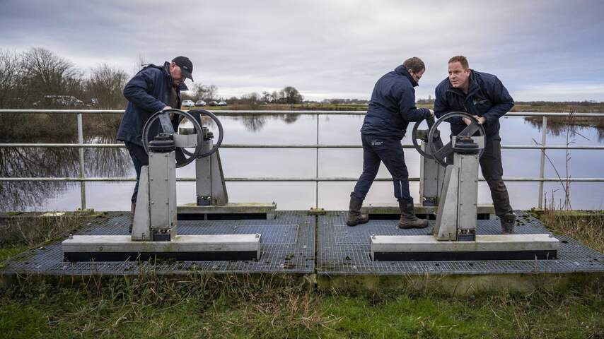 Zandzakken en dijkinspecties omdat onze rivieren (bijna) overstromen ... Zandzakken en dijkinspecties omdat onze rivieren (bijna) overstromen ...