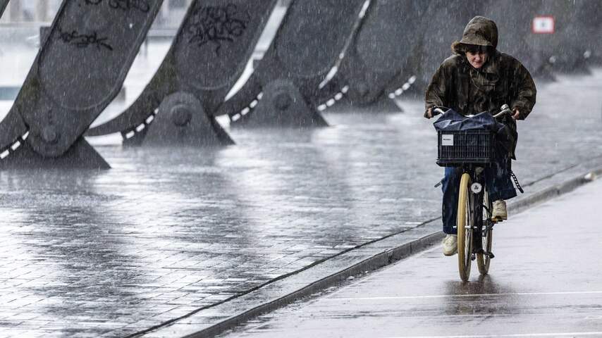 Guur weer met (winterse) buien, vanmiddag code geel in deel land ...