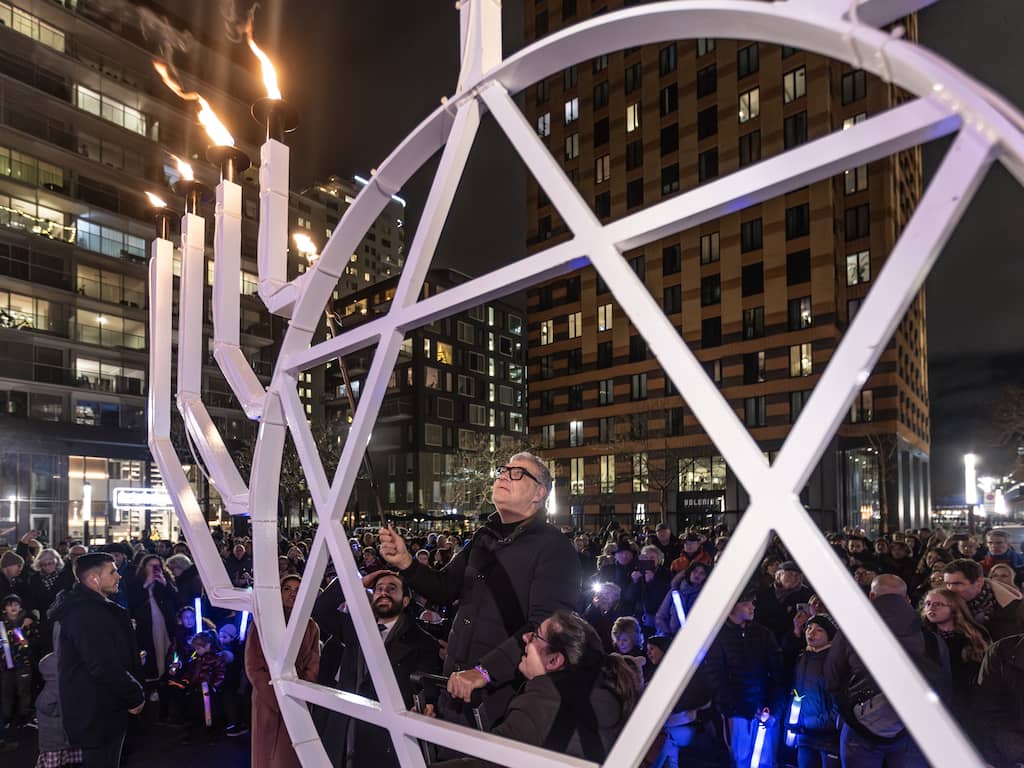 Opnieuw honderden mensen bij viering van het Joodse feest Chanoeka | Binnenland | NU.nl