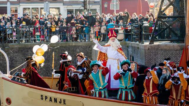 Alleen roetveegpieten bij landelijke intocht Sinterklaas in Apeldoorn | NU - Het laatste nieuws ...