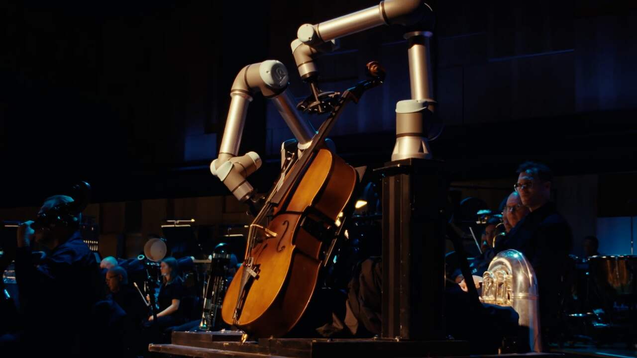 Robot speelt cello samen met Zweeds symfonieorkest | NU.nl