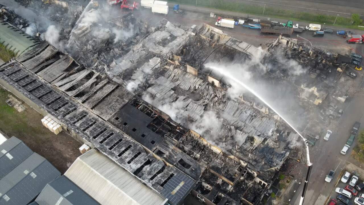 Bedrijfspanden volledig verwoest na grote brand in Venlo | NU.nl