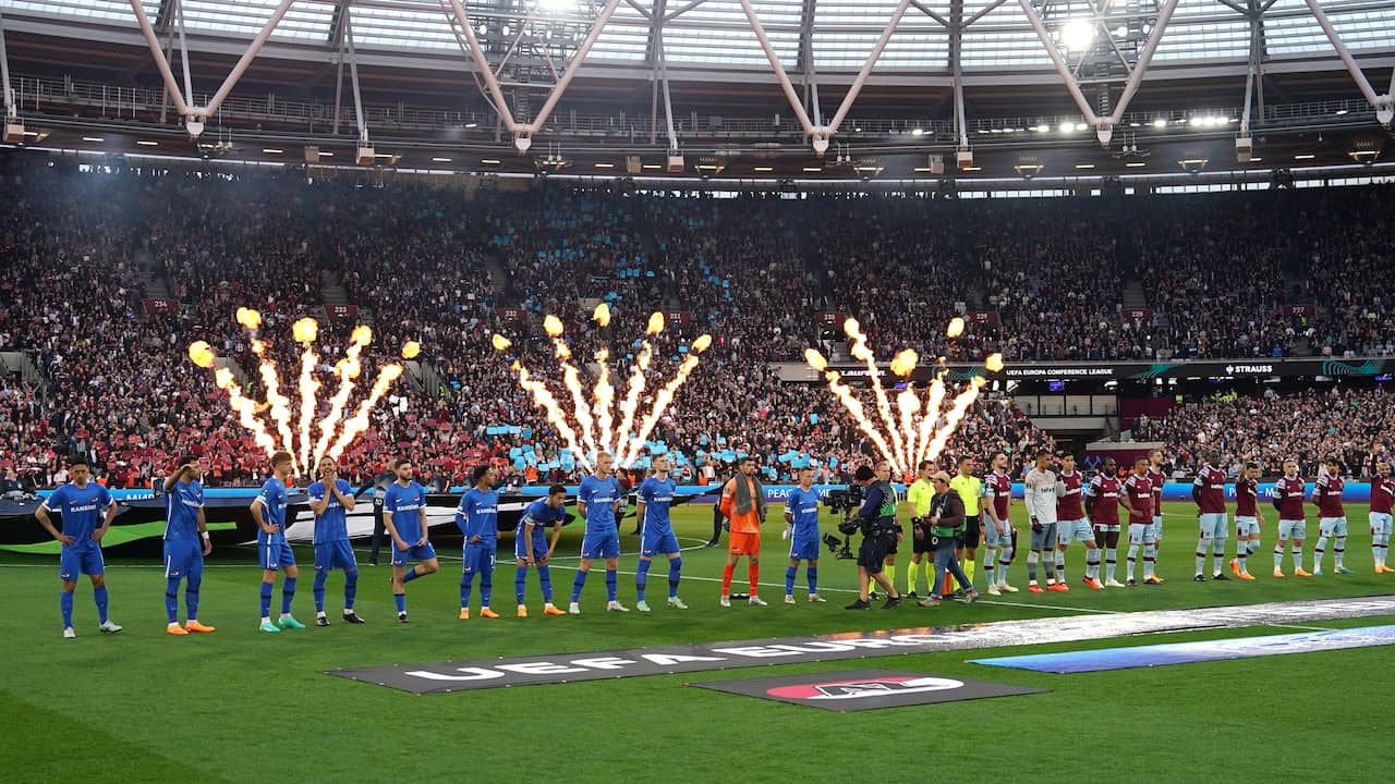 Familie van spelers en coaches AZ op tribune belaagd door West Ham-fans | Voetbal | NU.nl