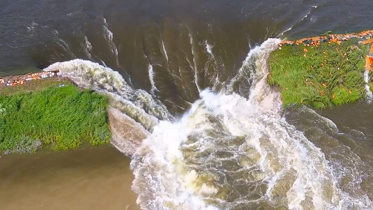 Drone filmt hoe rivier Mississippi in Missouri door dijk breekt | NU ...