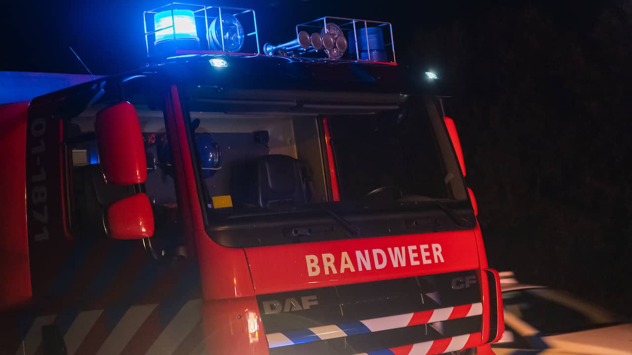 Brandweer vist beugel van meisje uit ondergrondse container | Den Haag | NU.nl