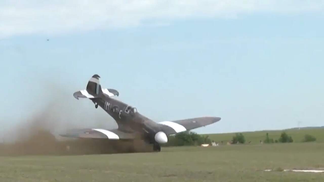 Spitfire crasht tijdens opstijgen bij Franse vliegtuigshow | NU.nl