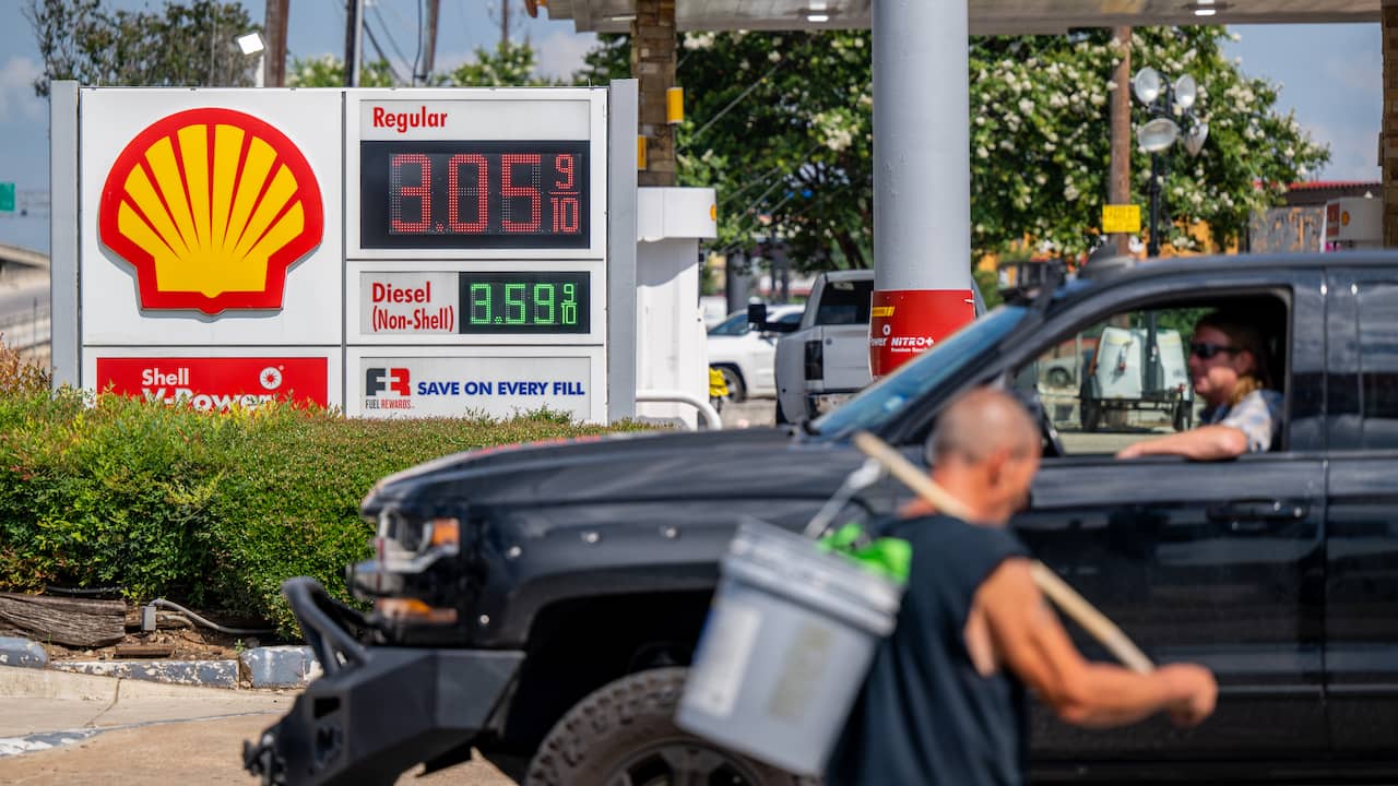 Shell wil wereldwijd veel tankstations verkopen | Economie | NU.nl