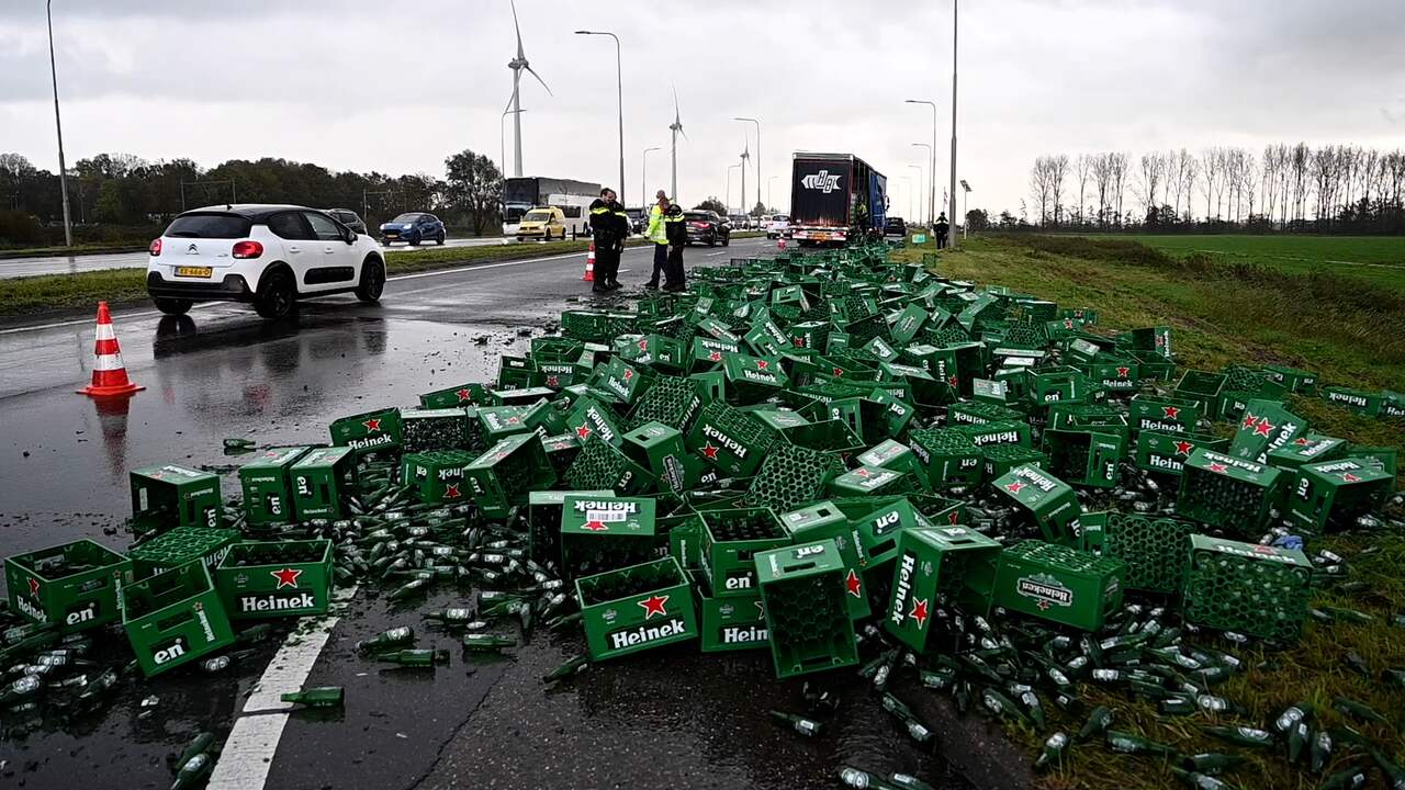 Vrachtwagen verliest honderden kratjes bier vlak bij Heineken-brouwerij | NU.nl