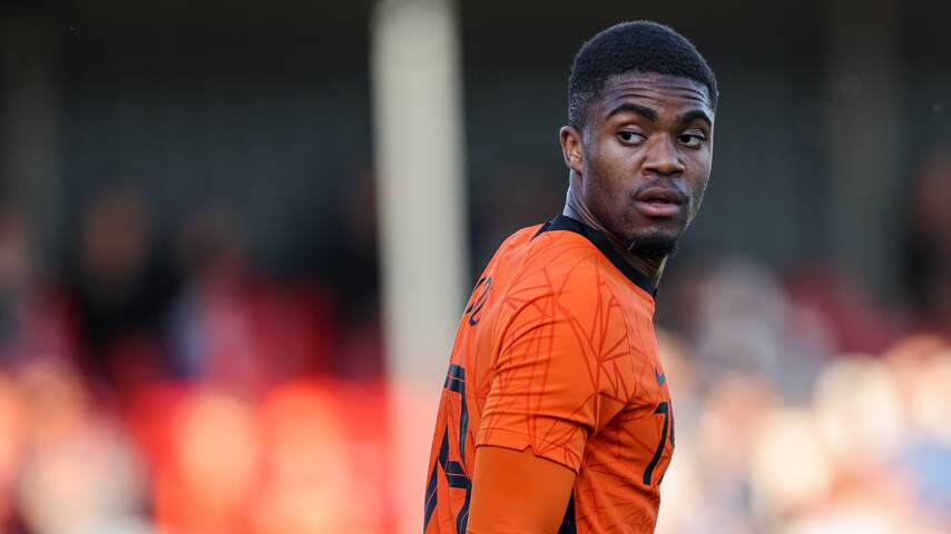 Enkelvoudig international Boadu landt op Schiphol en is op weg naar FC ...